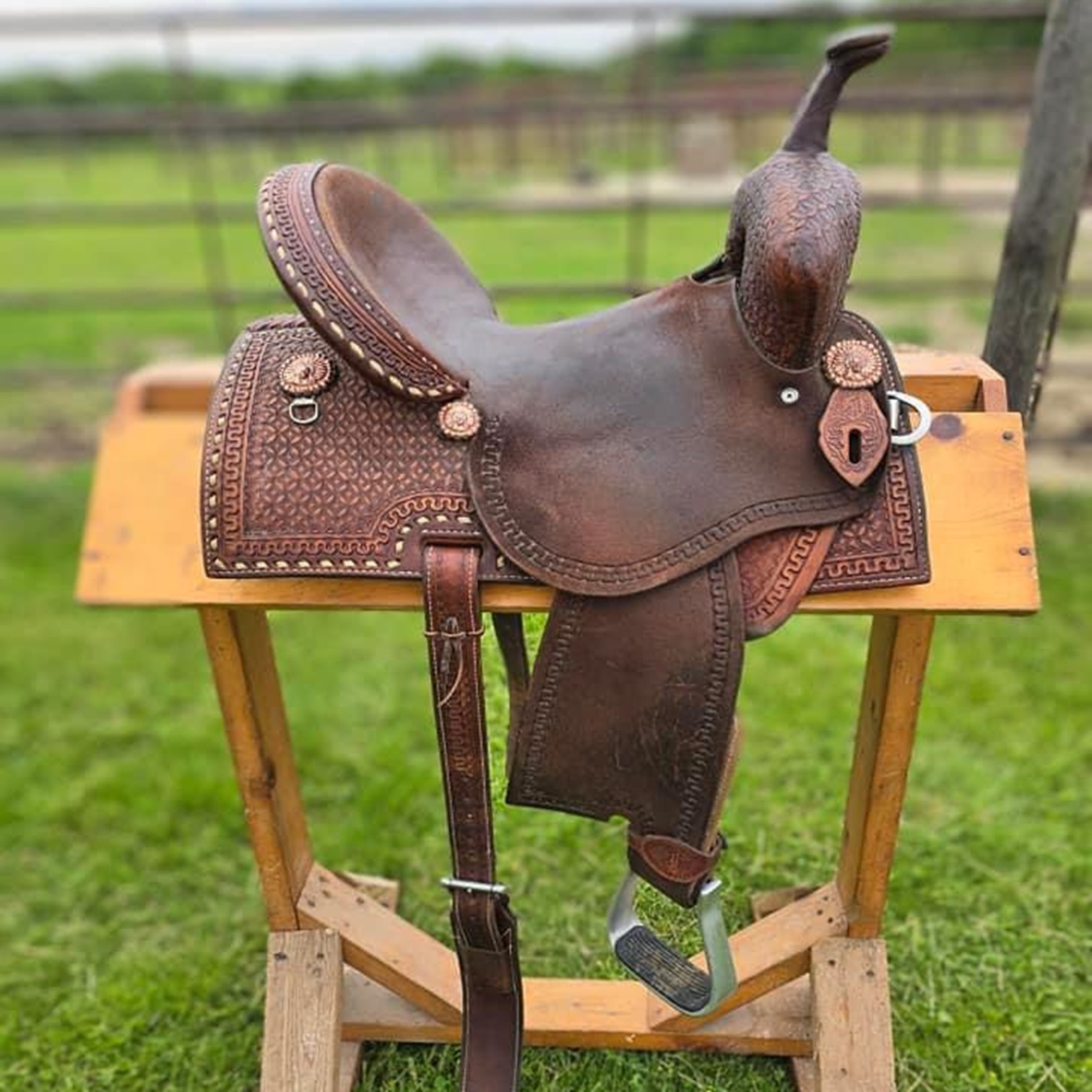 Buy 13.5” Used Double J Pursuit Flex Standard Saddle - Leaf Lite Saddlery